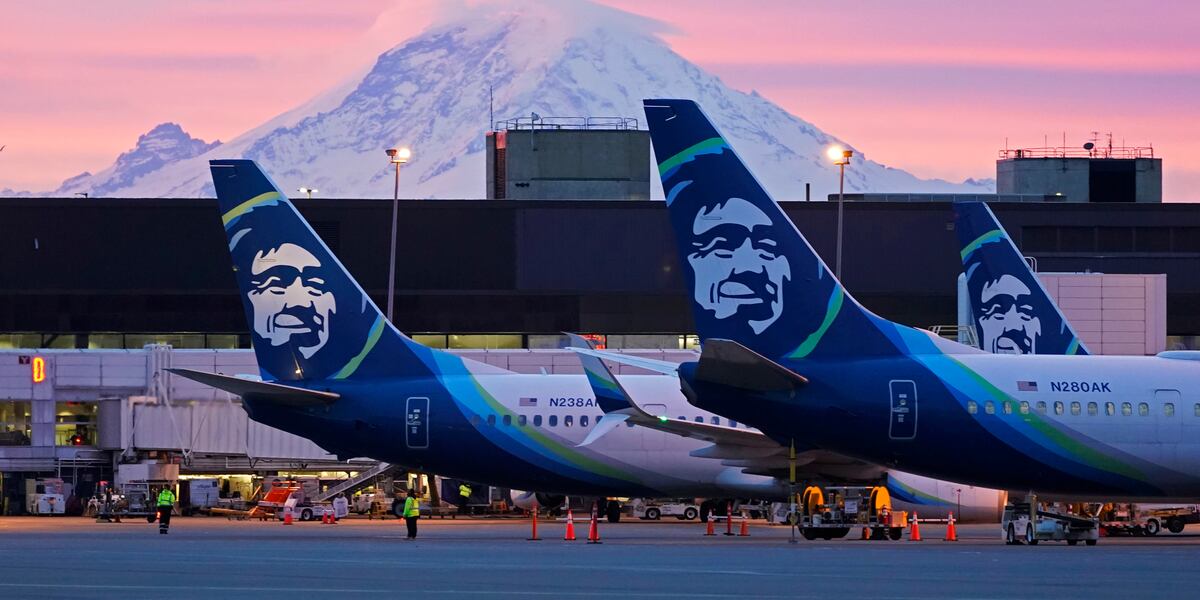 Alaska Airlines passenger opens emergency exit and climbs onto wing of ... Alaska Airlines passenger opens emergency exit and climbs onto wing of ...